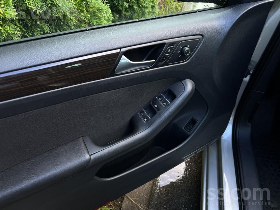 Brown Volkswagen Jetta 2015 in Riga, with an engine capacity of 2.00 L and mileage of 185 thousand km for 5100 €, photo 12 on AUTOMOTO.COM.LV