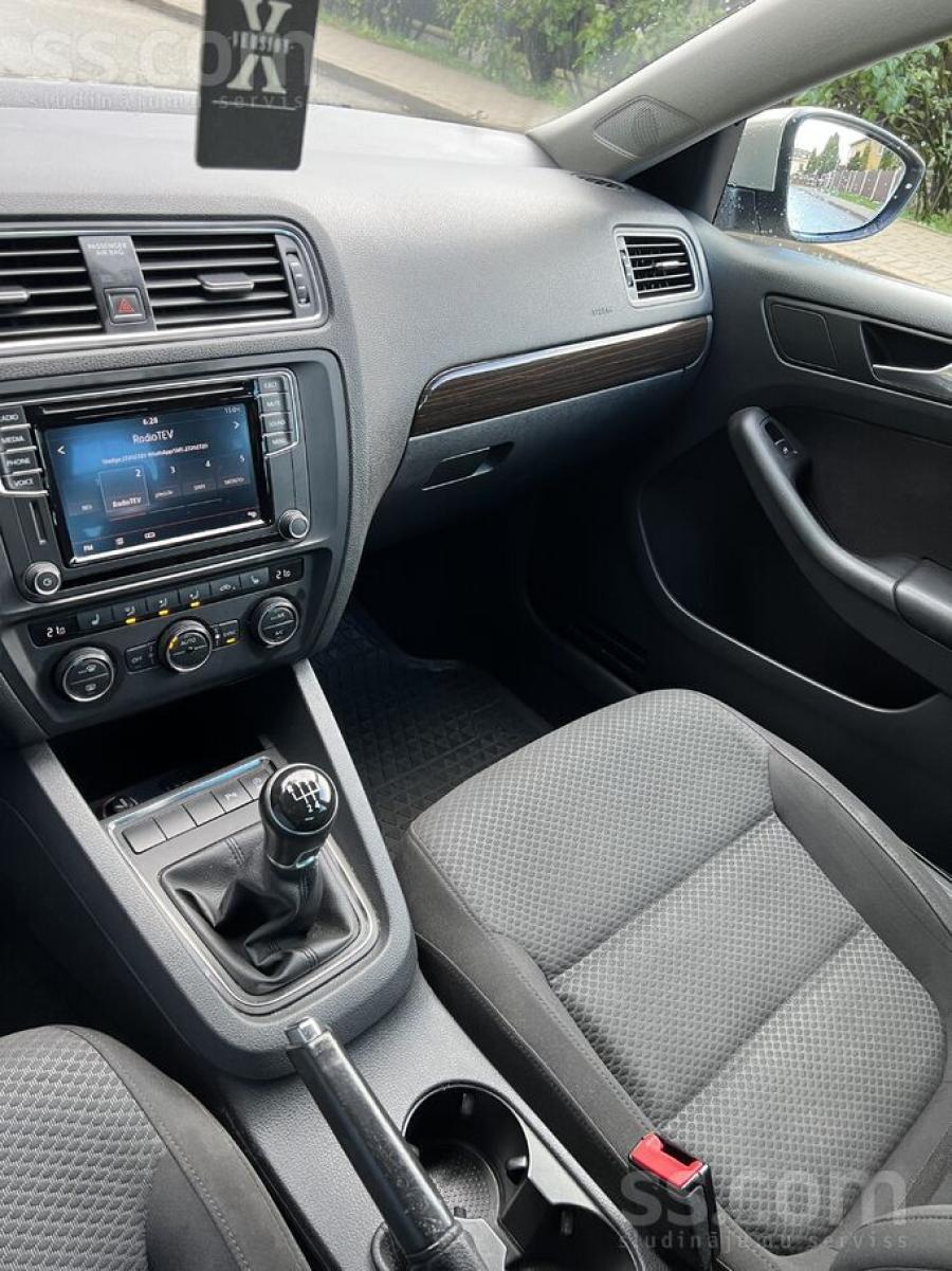 Brown Volkswagen Jetta 2015 in Riga, with an engine capacity of 2.00 L and mileage of 185 thousand km for 5100 €, photo 13 on AUTOMOTO.COM.LV