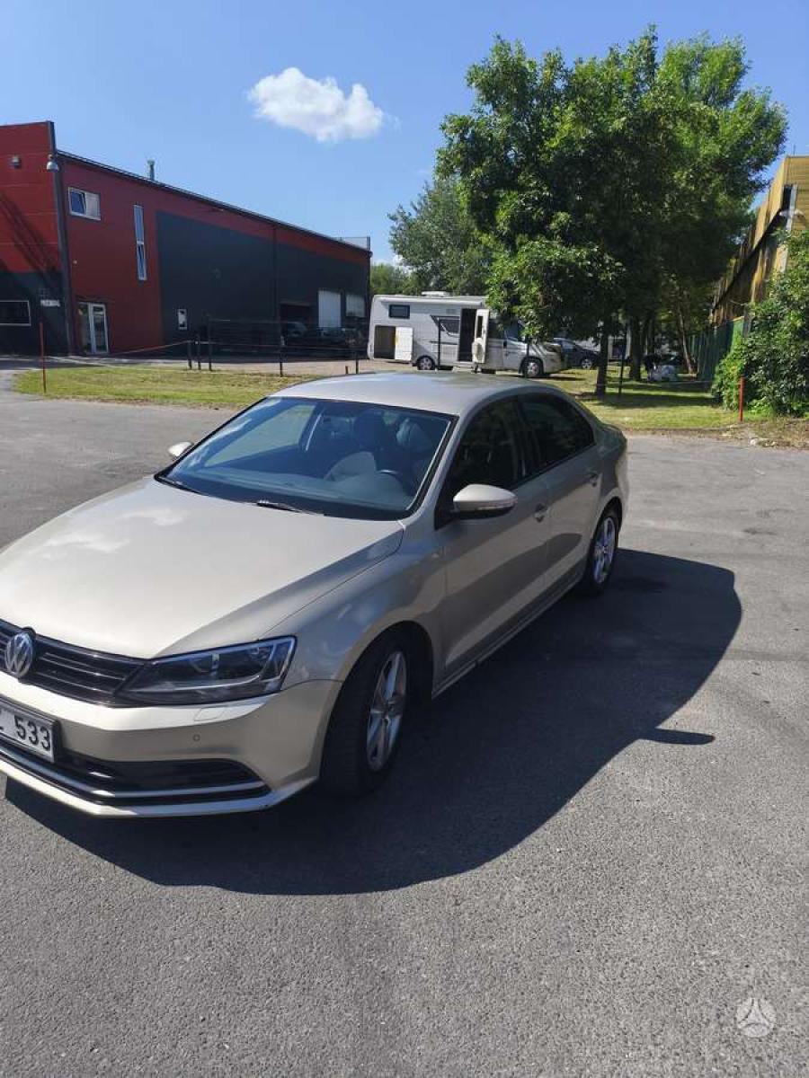 Brown Volkswagen Jetta 2016 in Kaunas, with an engine capacity of 1.97 L and mileage of 337 thousand km for 3600 €, photo 1 on AUTOMOTO.COM.LV
