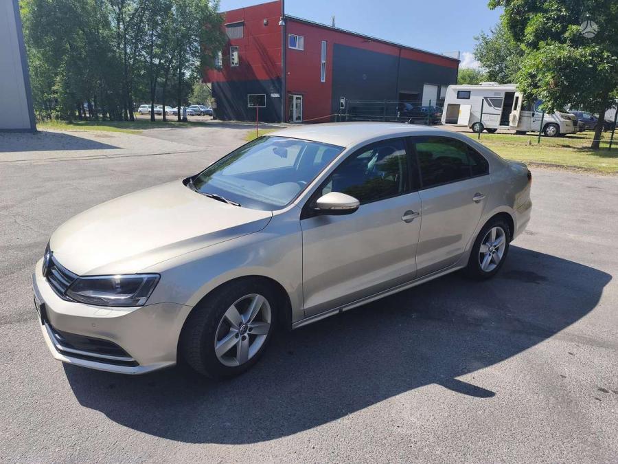 Brown Volkswagen Jetta 2016 in Kaunas, with an engine capacity of 1.97 L and mileage of 337 thousand km for 3600 €, photo 3 on AUTOMOTO.COM.LV