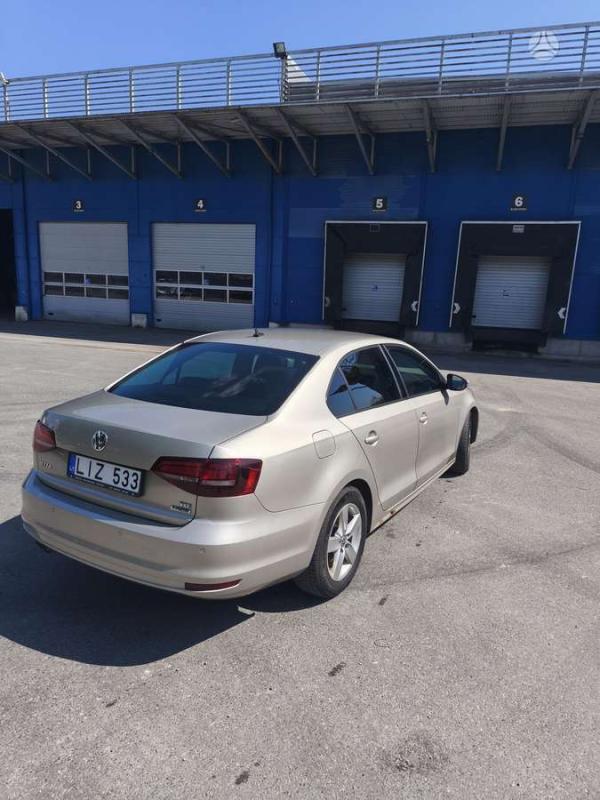 Brūns Volkswagen Jetta 2016 Kauņa, ar dzinēja tilpumu 1.97 L un nobraukumu 337 tūkst. km par 3600 €, foto 3 vietnē AUTOMOTO.COM.LV