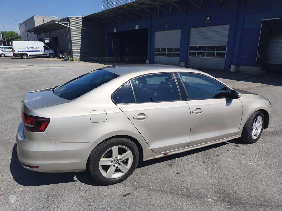 Brown Volkswagen Jetta 2016 in Kaunas, with an engine capacity of 1.97 L and mileage of 337 thousand km for 3600 €, photo 5 on AUTOMOTO.COM.LV