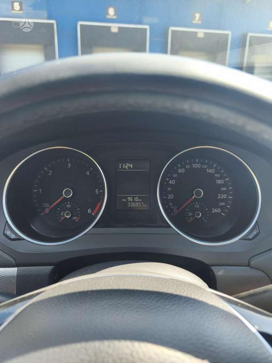 Brown Volkswagen Jetta 2016 in Kaunas, with an engine capacity of 1.97 L and mileage of 337 thousand km for 3600 €, photo 10 on AUTOMOTO.COM.LV