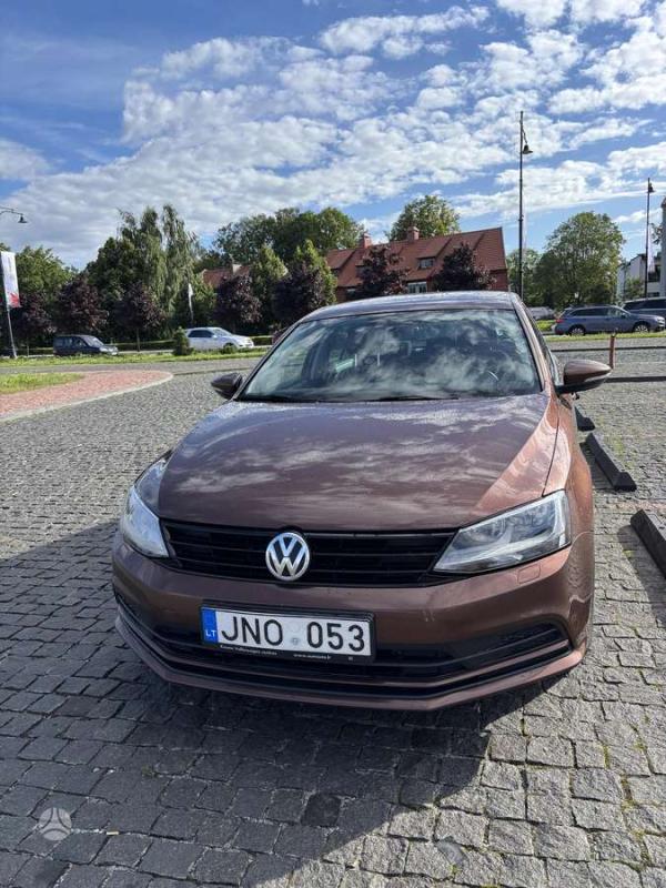 Brown Volkswagen Jetta 2016 in Klaipeda, with an engine capacity of 1.97 L and mileage of 331 thousand km for 4500 €, photo 1 on AUTOMOTO.COM.LV