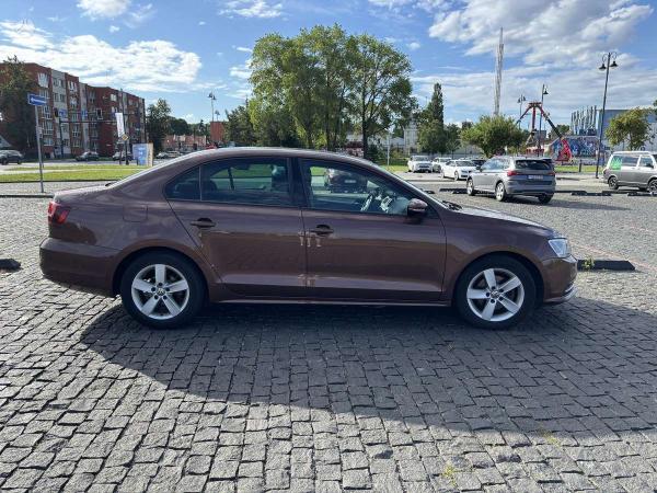 Brown Volkswagen Jetta 2016 in Klaipeda, with an engine capacity of 1.97 L and mileage of 331 thousand km for 4500 €, photo 4 on AUTOMOTO.COM.LV