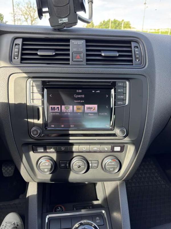 Brown Volkswagen Jetta 2016 in Klaipeda, with an engine capacity of 1.97 L and mileage of 331 thousand km for 4500 €, photo 9 on AUTOMOTO.COM.LV