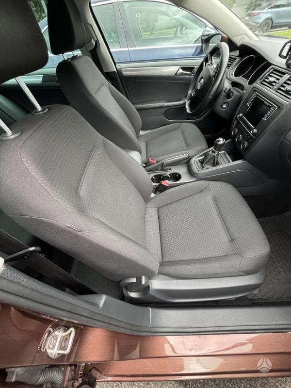 Brown Volkswagen Jetta 2016 in Klaipeda, with an engine capacity of 1.97 L and mileage of 331 thousand km for 4500 €, photo 10 on AUTOMOTO.COM.LV