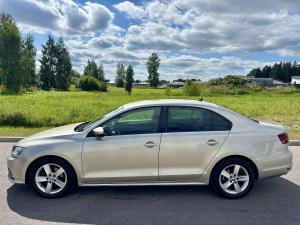 Brown Volkswagen Jetta 2016 in Vilnius, with an engine capacity of 1.97 L and mileage of 330 thousand km for 4500 €, photo 3 on AUTOMOTO.COM.LV