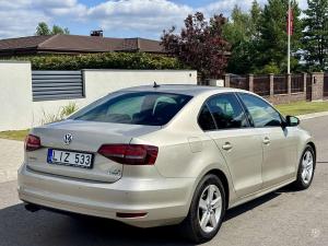 Brown Volkswagen Jetta 2016 in Vilnius, with an engine capacity of 1.97 L and mileage of 330 thousand km for 4500 €, photo 6 on AUTOMOTO.COM.LV