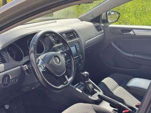 Brown Volkswagen Jetta 2016 in Vilnius, with an engine capacity of 1.97 L and mileage of 330 thousand km for 4500 €, photo 9 on AUTOMOTO.COM.LV