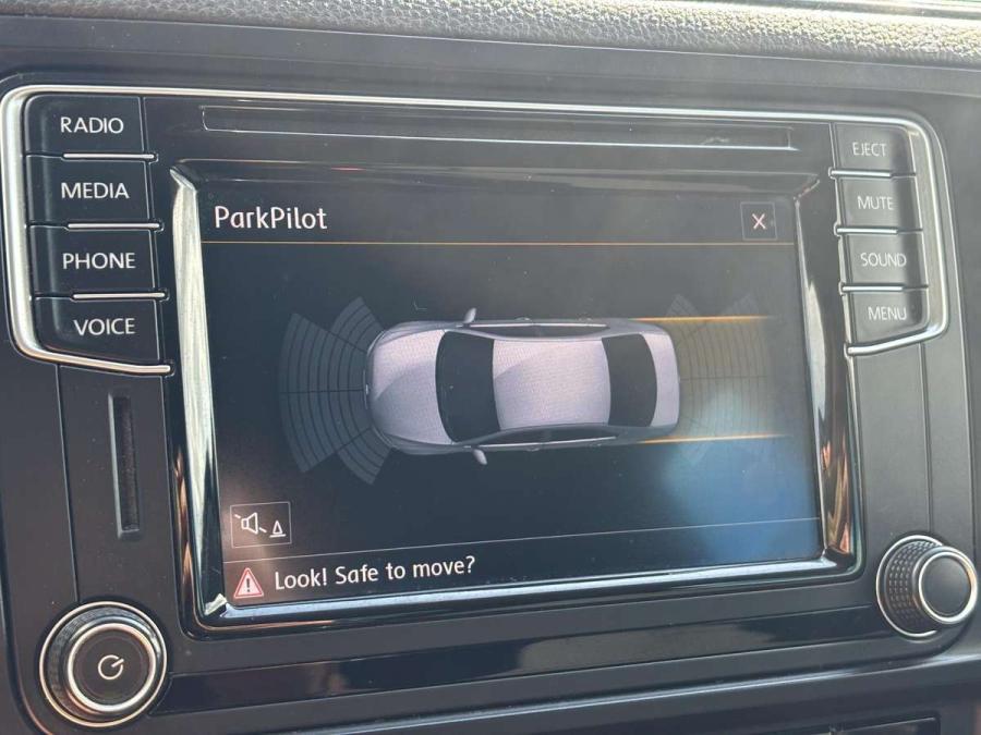 Brown Volkswagen Jetta 2016 in Vilnius, with an engine capacity of 1.97 L and mileage of 330 thousand km for 4500 €, photo 11 on AUTOMOTO.COM.LV