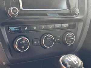 Brown Volkswagen Jetta 2016 in Vilnius, with an engine capacity of 1.97 L and mileage of 330 thousand km for 4500 €, photo 12 on AUTOMOTO.COM.LV