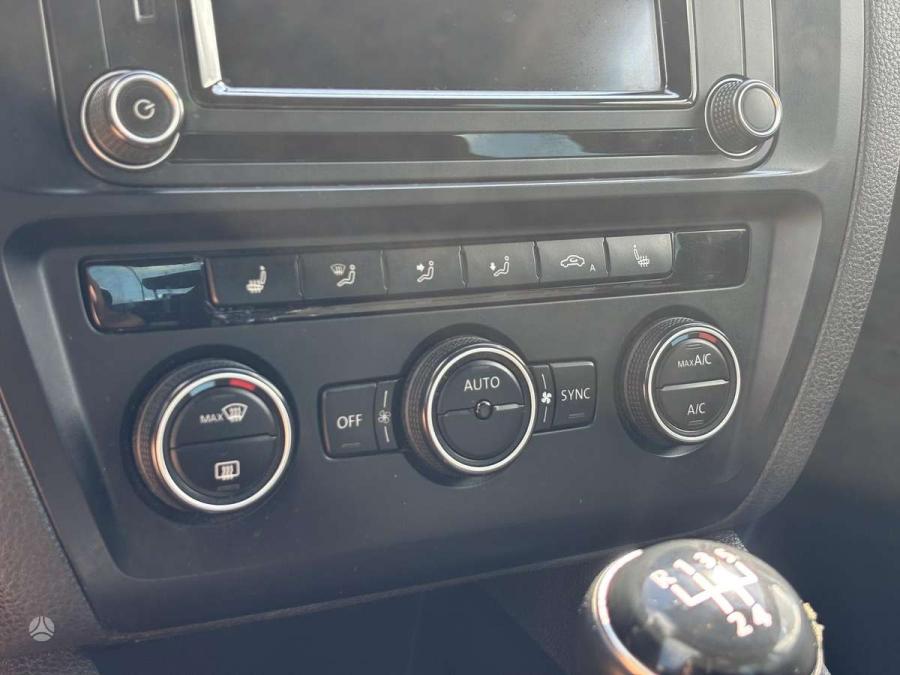 Brown Volkswagen Jetta 2016 in Vilnius, with an engine capacity of 1.97 L and mileage of 330 thousand km for 4500 €, photo 12 on AUTOMOTO.COM.LV