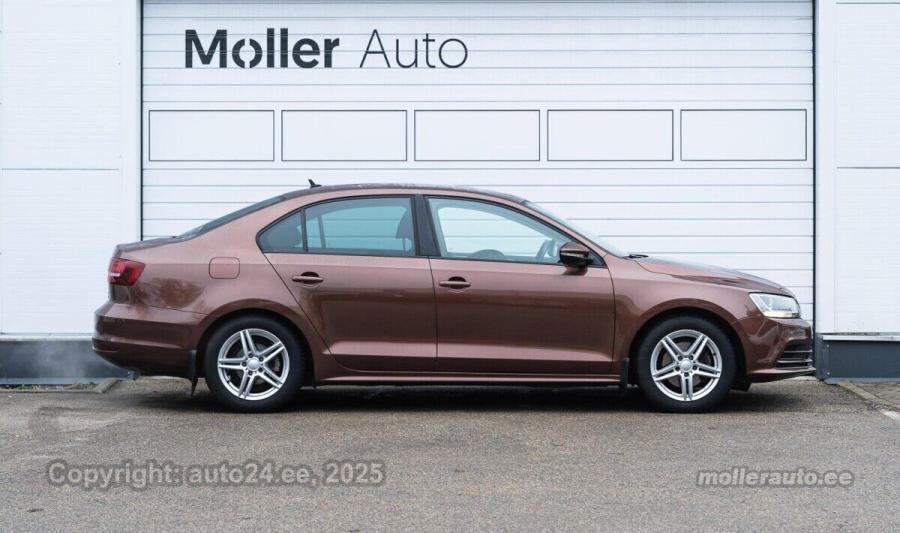 Brown Volkswagen Jetta 2017 in Riga, with an engine capacity of 1.40 L and mileage of 93 thousand km for 9550 €, photo 5 on AUTOMOTO.COM.LV