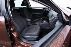 Brown Volkswagen Jetta 2017 in Riga, with an engine capacity of 1.40 L and mileage of 93 thousand km for 9550 €, photo 6 on AUTOMOTO.COM.LV