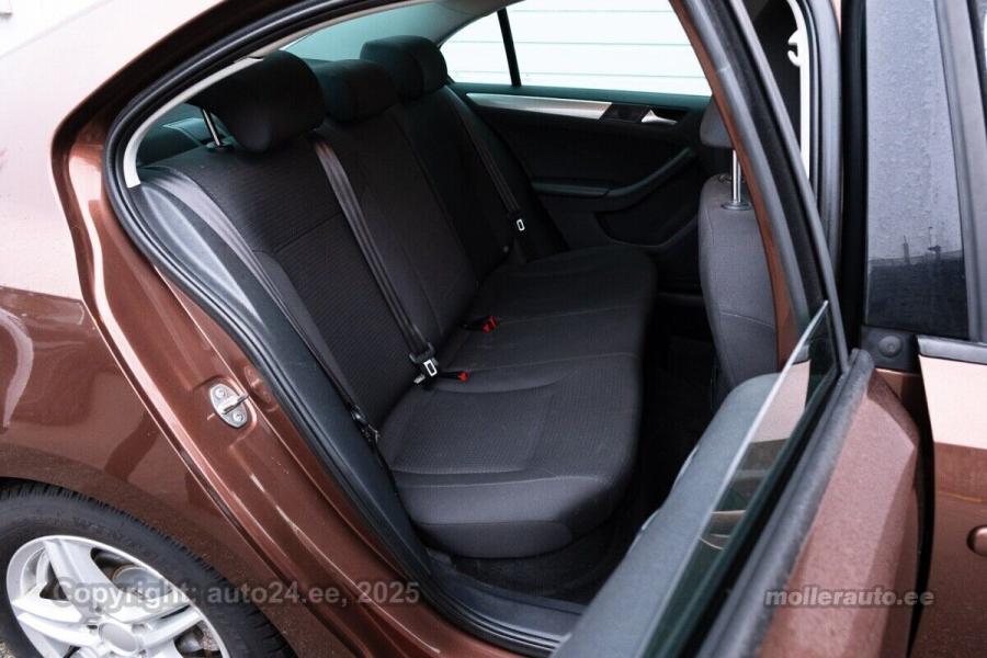Brown Volkswagen Jetta 2017 in Riga, with an engine capacity of 1.40 L and mileage of 93 thousand km for 9550 €, photo 7 on AUTOMOTO.COM.LV