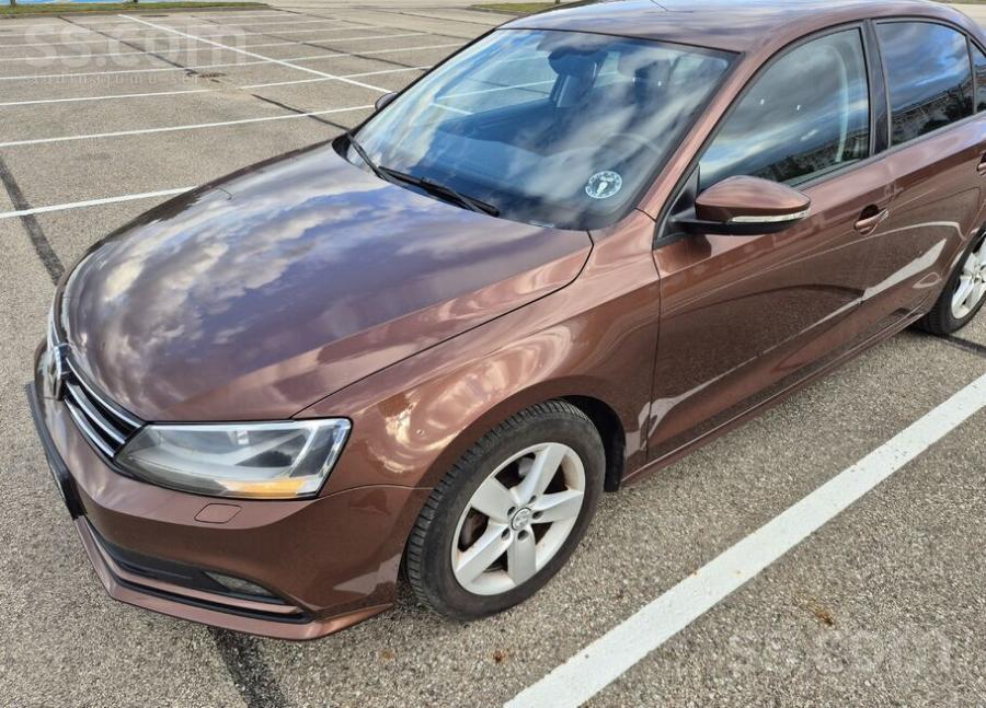 Brown Volkswagen Jetta 2017 in Riga, with an engine capacity of 2.00 L and mileage of 122 thousand km for 6800 €, photo 1 on AUTOMOTO.COM.LV