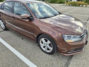Brown Volkswagen Jetta 2017 in Riga, with an engine capacity of 2.00 L and mileage of 122 thousand km for 6800 €, photo 5 on AUTOMOTO.COM.LV