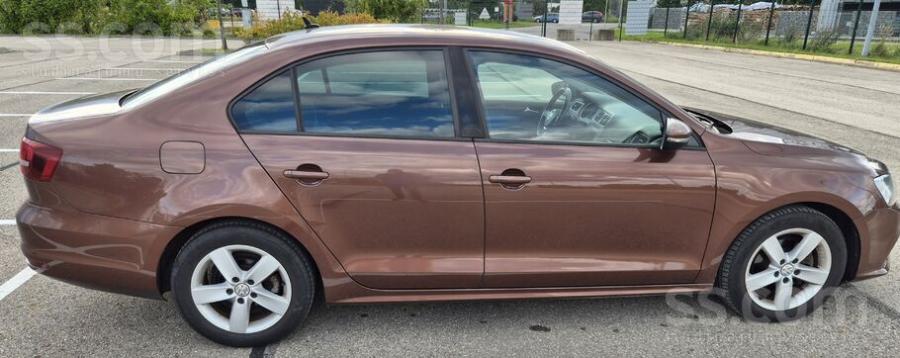 Brown Volkswagen Jetta 2017 in Riga, with an engine capacity of 2.00 L and mileage of 122 thousand km for 6800 €, photo 6 on AUTOMOTO.COM.LV