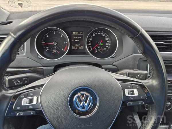 Volkswagen Jetta 2017 in Riga on AUTOMOTO.COM.LV Brown Volkswagen Jetta 2017 in Riga, with an engine capacity of 2.00 L and mileage of 122 thousand km for 6800 €, photo 7 on AUTOMOTO.COM.LV