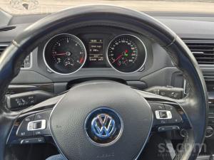 Brown Volkswagen Jetta 2017 in Riga, with an engine capacity of 2.00 L and mileage of 122 thousand km for 6800 €, photo 7 on AUTOMOTO.COM.LV