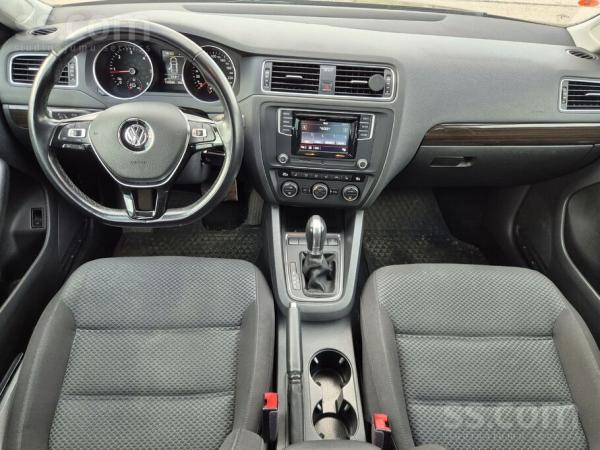 Volkswagen Jetta 2017 in Riga on AUTOMOTO.COM.LV Brown Volkswagen Jetta 2017 in Riga, with an engine capacity of 2.00 L and mileage of 122 thousand km for 6800 €, photo 8 on AUTOMOTO.COM.LV
