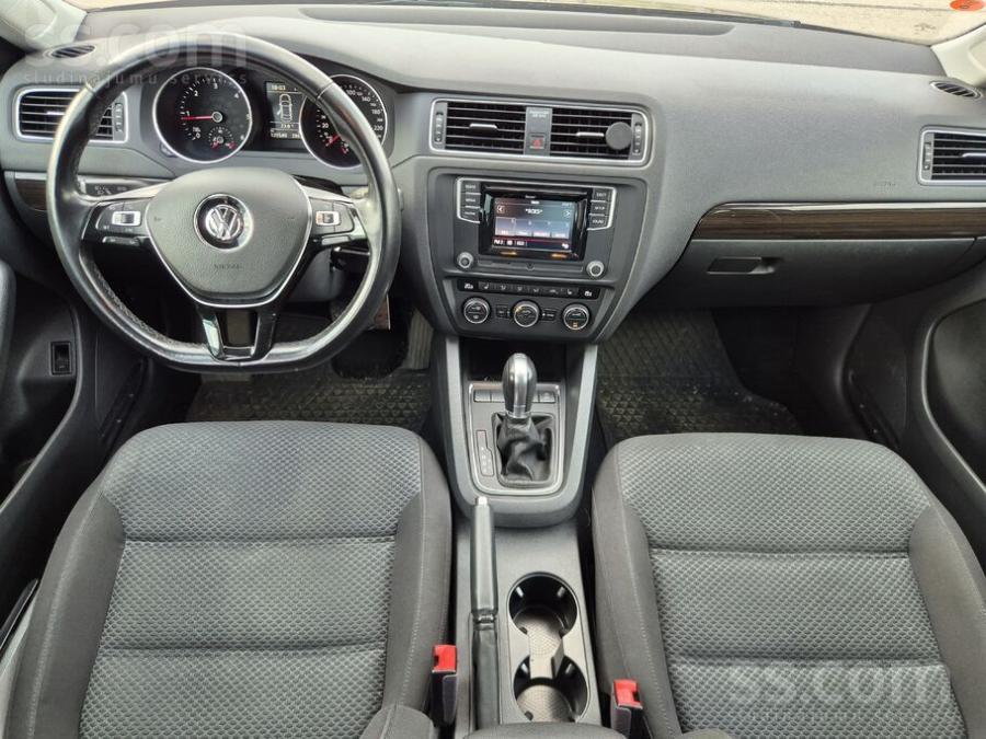 Brown Volkswagen Jetta 2017 in Riga, with an engine capacity of 2.00 L and mileage of 122 thousand km for 6800 €, photo 8 on AUTOMOTO.COM.LV