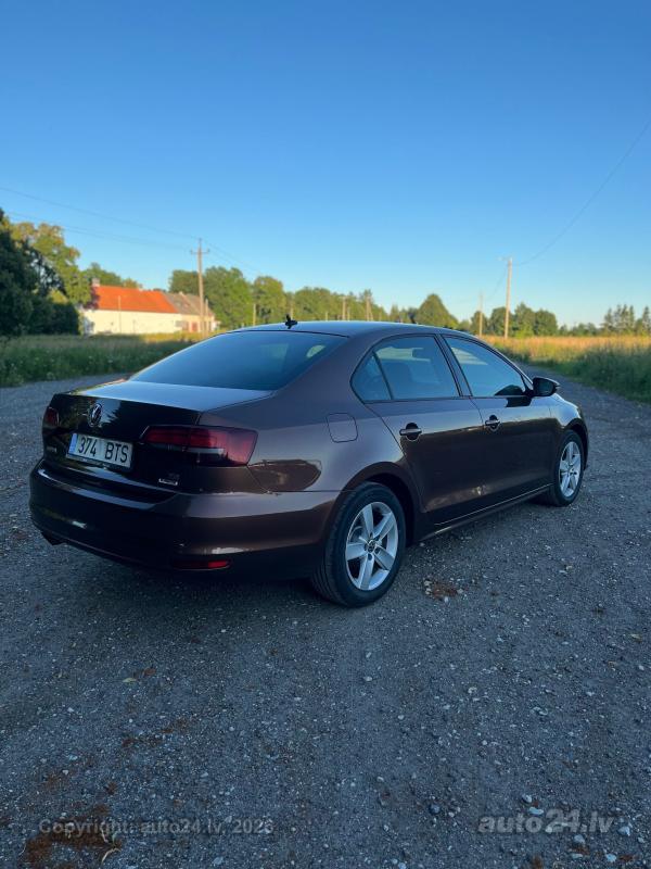 Brown Volkswagen Jetta 2017 in Tallinn, with an engine capacity of 1.40 L and mileage of 179 thousand km for 9500 €, photo 5 on AUTOMOTO.COM.LV
