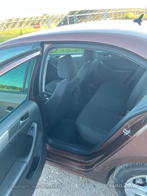 Brown Volkswagen Jetta 2017 in Tallinn, with an engine capacity of 1.40 L and mileage of 179 thousand km for 9500 €, photo 9 on AUTOMOTO.COM.LV