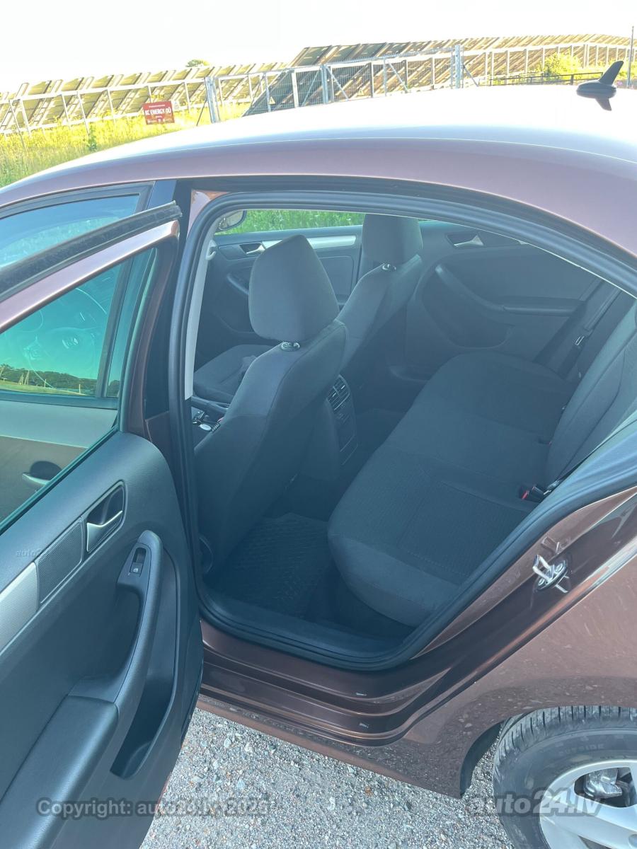 Brown Volkswagen Jetta 2017 in Tallinn, with an engine capacity of 1.40 L and mileage of 179 thousand km for 9500 €, photo 9 on AUTOMOTO.COM.LV