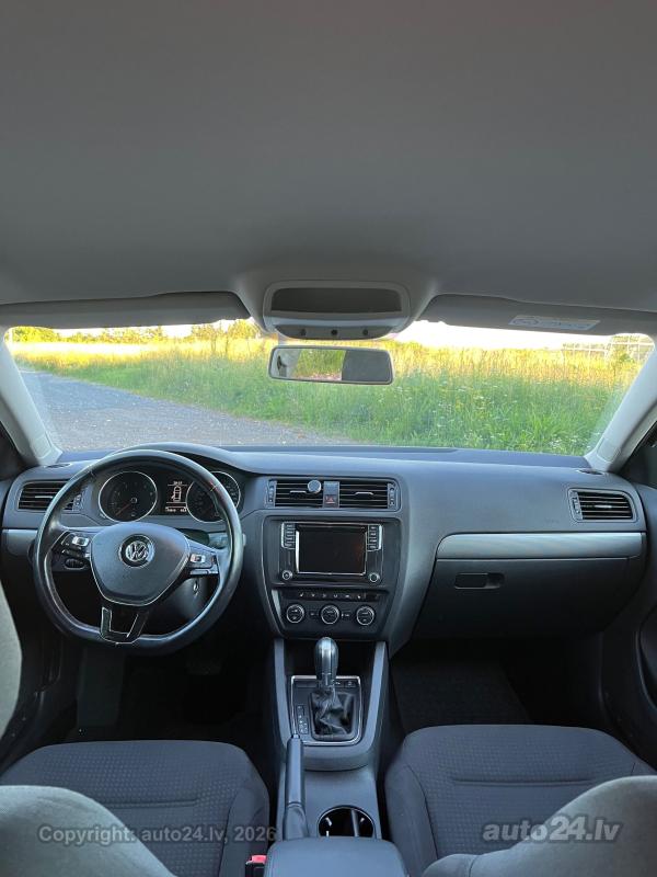 Brown Volkswagen Jetta 2017 in Tallinn, with an engine capacity of 1.40 L and mileage of 179 thousand km for 9500 €, photo 10 on AUTOMOTO.COM.LV
