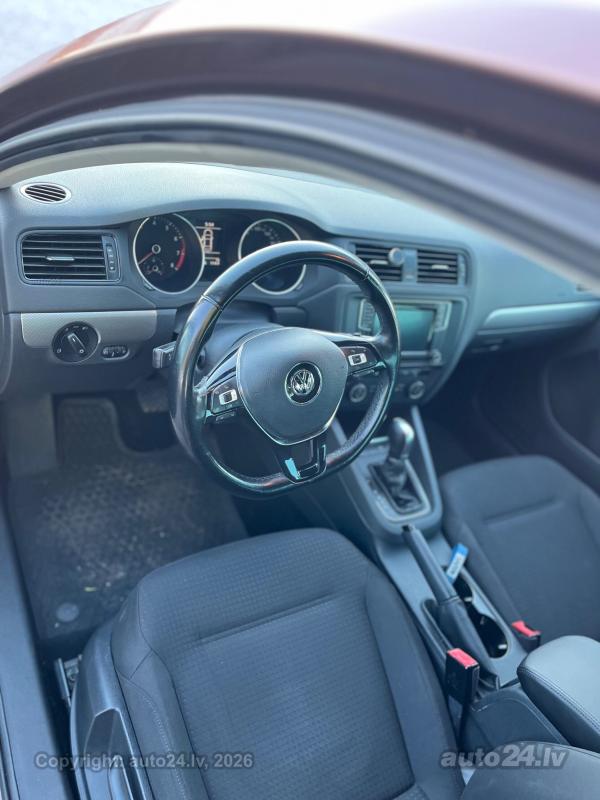Brown Volkswagen Jetta 2017 in Tallinn, with an engine capacity of 1.40 L and mileage of 179 thousand km for 9500 €, photo 11 on AUTOMOTO.COM.LV