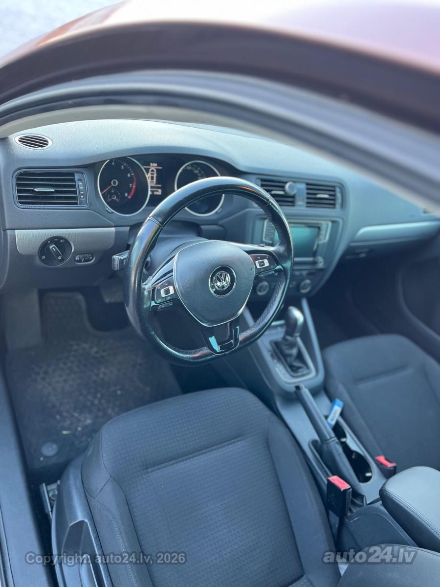 Brown Volkswagen Jetta 2017 in Tallinn, with an engine capacity of 1.40 L and mileage of 179 thousand km for 9500 €, photo 11 on AUTOMOTO.COM.LV