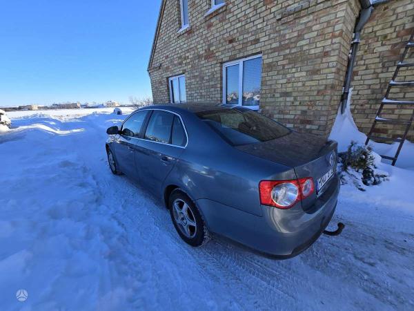 Green Volkswagen Jetta 2007 in Radviliskis, with an engine capacity of 1.90 L and mileage of 432 thousand km for 1600 €, photo 4 on AUTOMOTO.COM.LV