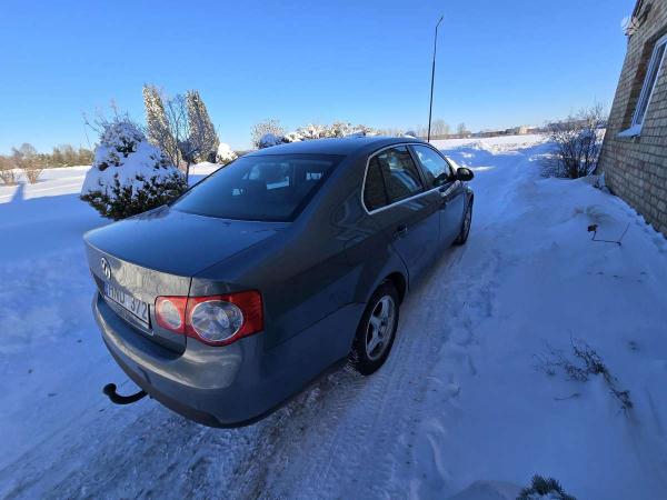Green Volkswagen Jetta 2007 in Radviliskis, with an engine capacity of 1.90 L and mileage of 432 thousand km for 1600 €, photo 7 on AUTOMOTO.COM.LV