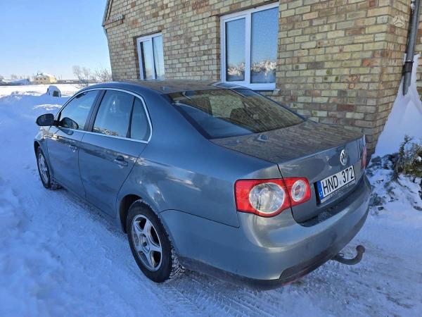 Green Volkswagen Jetta 2007 in Radviliskis, with an engine capacity of 1.90 L and mileage of 432 thousand km for 1600 €, photo 8 on AUTOMOTO.COM.LV