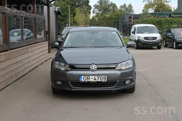 Grey Volkswagen Jetta 2013 in Riga, with an engine capacity of 1.40 L and mileage of 0 thousand km for 6750 €, photo 1 on AUTOMOTO.COM.LV