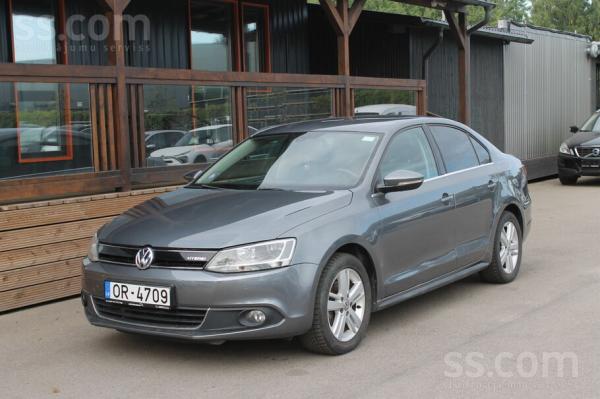 Grey Volkswagen Jetta 2013 in Riga, with an engine capacity of 1.40 L and mileage of 0 thousand km for 6750 €, photo 3 on AUTOMOTO.COM.LV