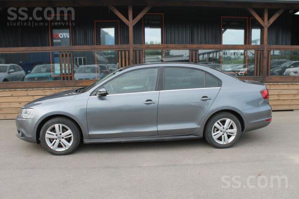 Grey Volkswagen Jetta 2013 in Riga, with an engine capacity of 1.40 L and mileage of 0 thousand km for 6750 €, photo 4 on AUTOMOTO.COM.LV