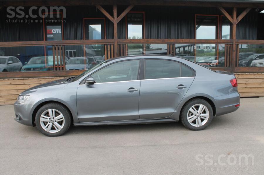 Pelēks Volkswagen Jetta 2013 Rīga, ar dzinēja tilpumu 1.40 L un nobraukumu 0 tūkst. km par 6750 €, foto 4 vietnē AUTOMOTO.COM.LV