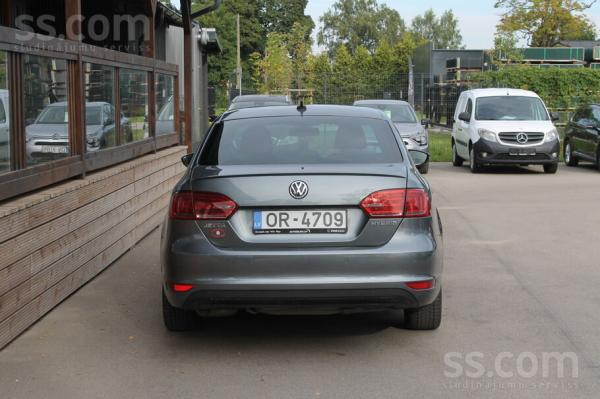 Grey Volkswagen Jetta 2013 in Riga, with an engine capacity of 1.40 L and mileage of 0 thousand km for 6750 €, photo 5 on AUTOMOTO.COM.LV