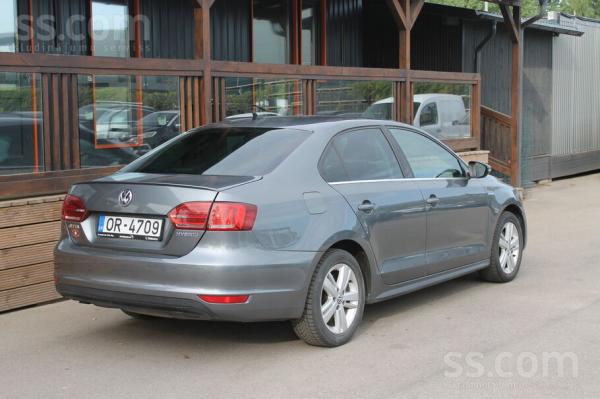 Grey Volkswagen Jetta 2013 in Riga, with an engine capacity of 1.40 L and mileage of 0 thousand km for 6750 €, photo 6 on AUTOMOTO.COM.LV