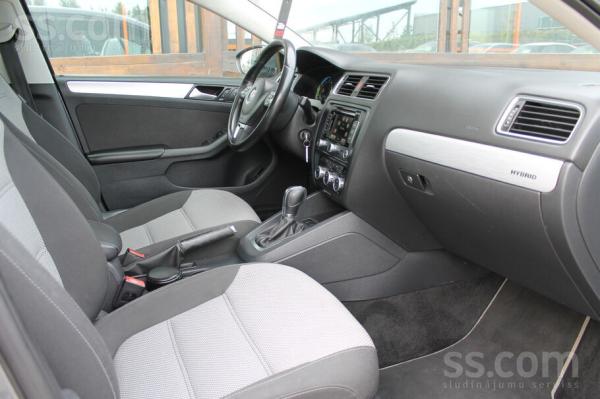 Grey Volkswagen Jetta 2013 in Riga, with an engine capacity of 1.40 L and mileage of 0 thousand km for 6750 €, photo 9 on AUTOMOTO.COM.LV
