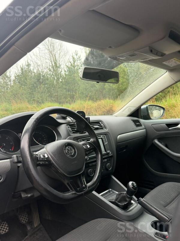 Pelēks Volkswagen Jetta 2017 Kuldīga, ar dzinēja tilpumu 2.00 L un nobraukumu 0 tūkst. km par 4100 €, foto 6 vietnē AUTOMOTO.COM.LV
