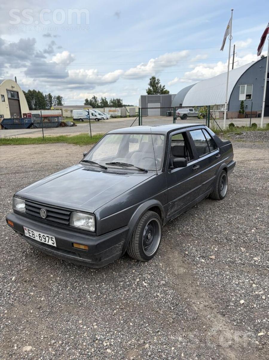 Grey Volkswagen Jetta 1989 in Ogre, with an engine capacity of 1.60 L and mileage of 300 thousand km for 1000 €, photo 1 on AUTOMOTO.COM.LV