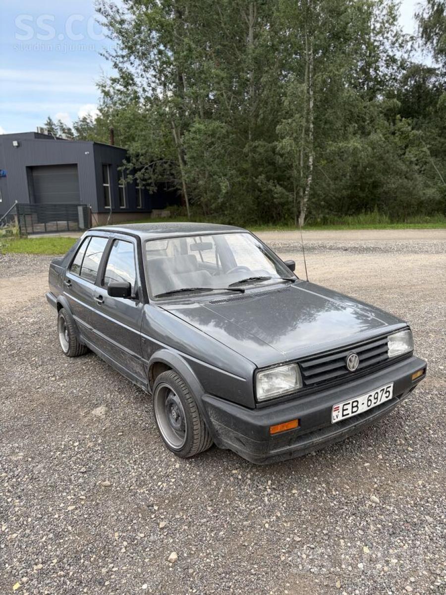 Grey Volkswagen Jetta 1989 in Ogre, with an engine capacity of 1.60 L and mileage of 300 thousand km for 1000 €, photo 3 on AUTOMOTO.COM.LV