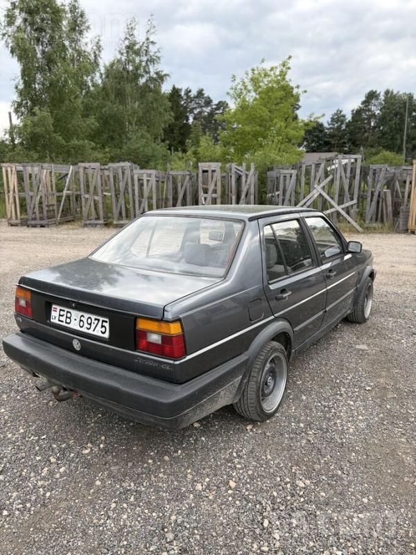Grey Volkswagen Jetta 1989 in Ogre, with an engine capacity of 1.60 L and mileage of 300 thousand km for 1000 €, photo 3 on AUTOMOTO.COM.LV