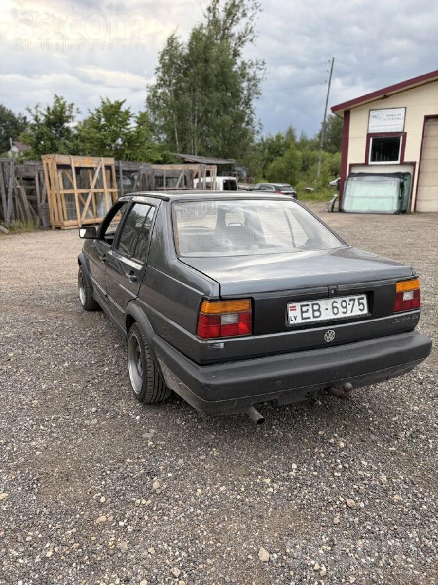 Grey Volkswagen Jetta 1989 in Ogre, with an engine capacity of 1.60 L and mileage of 300 thousand km for 1000 €, photo 5 on AUTOMOTO.COM.LV