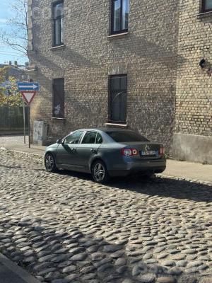 Pelēks Volkswagen Jetta 2005 Rīga, ar dzinēja tilpumu 1.90 L un nobraukumu 326 tūkst. km par 1500 €, foto 7 vietnē AUTOMOTO.COM.LV