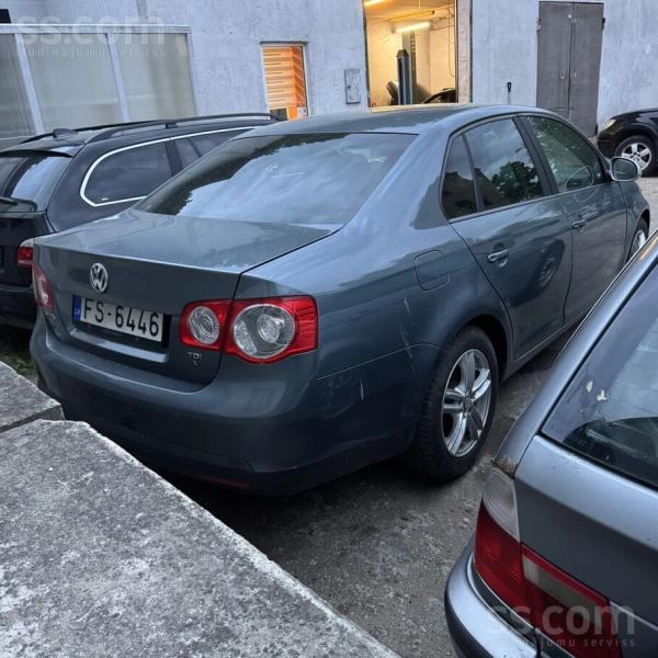 Grey Volkswagen Jetta 2005 in Riga, with an engine capacity of 1.90 L and mileage of 327 thousand km for 1500 €, photo 4 on AUTOMOTO.COM.LV